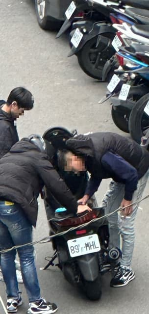 各位猴王每個禮拜二都要在學校後門吵人是不是 好好一台車改成破車喇叭一直按 油門一直原地催 來上課萬壽路飆不夠?大學生了跟社會底層一樣 吵得其他住戶不得安寧 龍華科技大學板 Dcard