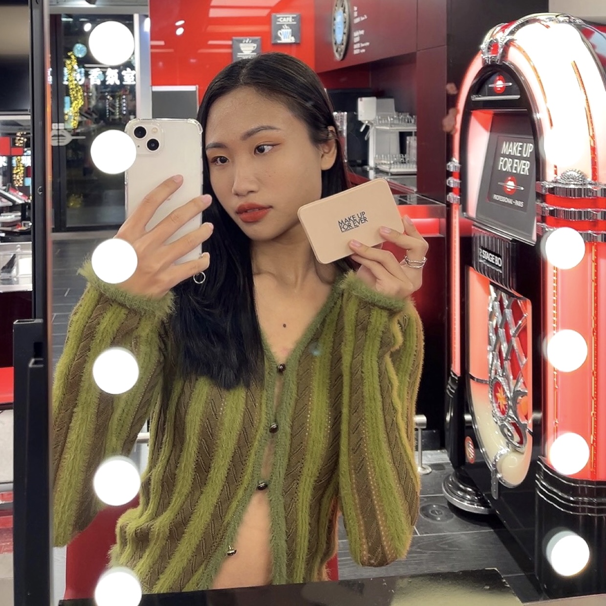 跟著彩妝師上妝 我的粉餅初體驗 #MAKE UP FOR EVER HD SKIN粉無痕柔霧空氣粉餅 - 美妝板 | Dcard