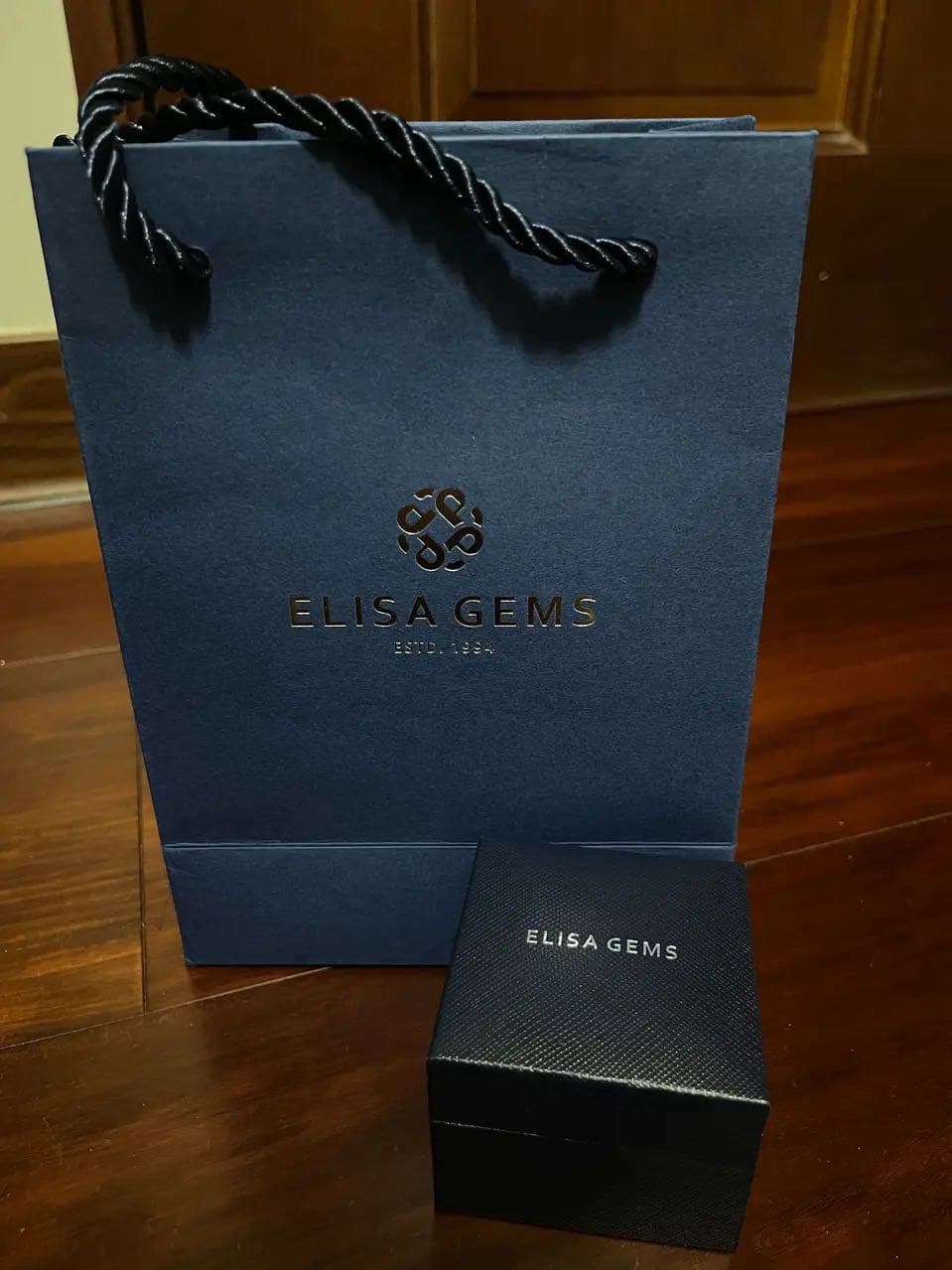 #我要賣 ELISA GEMS 10K金 經典單顆皓鑽耳飾 4mm（SOGO遠東店專櫃購入）含保證書、全新耳扣、紙盒、紙袋 - 二手交易板 | Dcard