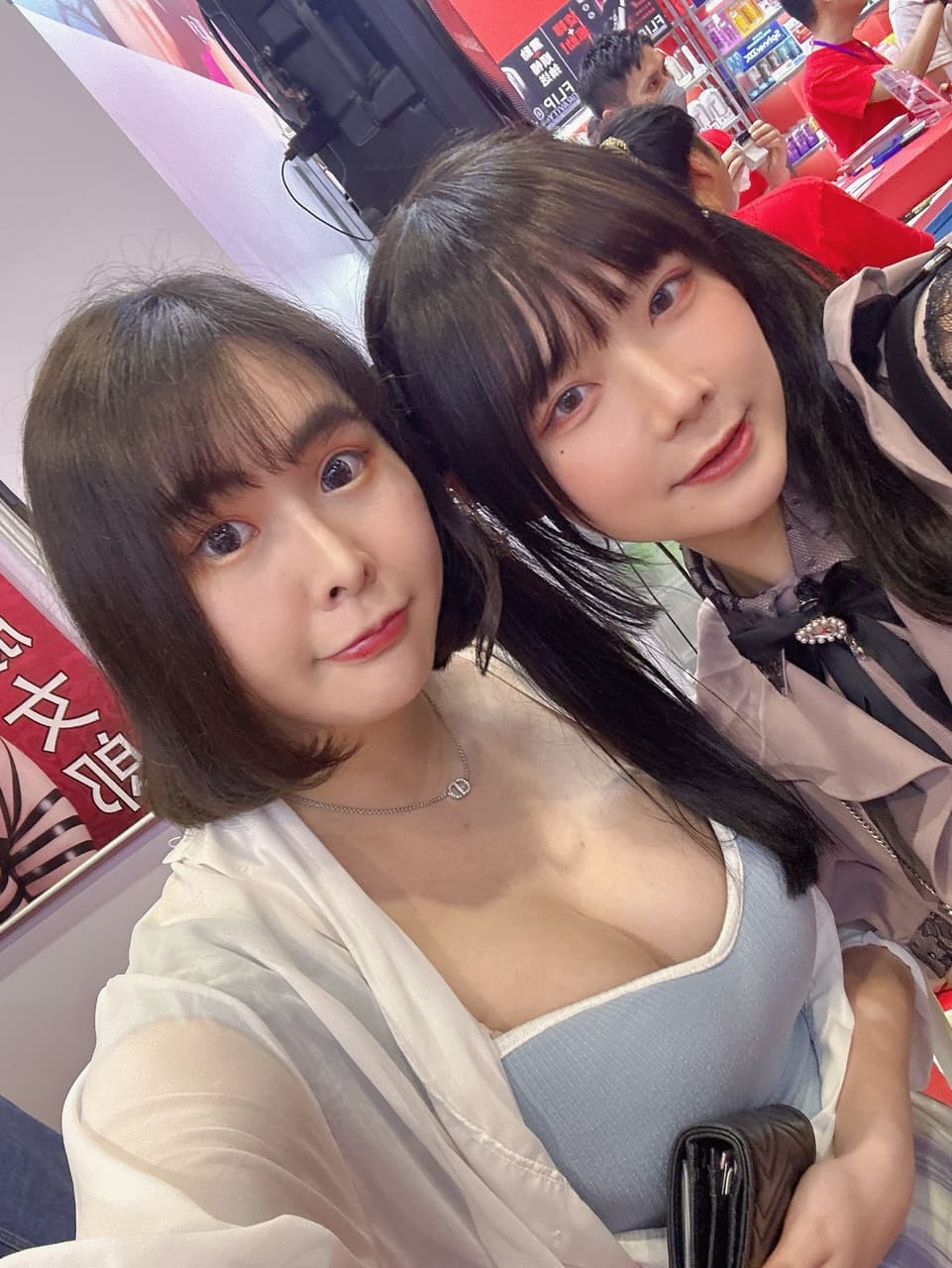 TAE成人展女優親密互動💋 - 閒聊板 | Dcard