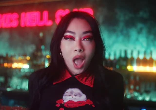 #情報 🔥日裔英國創作歌手 Rina Sawayama 新歌〈This Hell〉音樂錄影帶MV釋出🍷 - 追星板 | Dcard