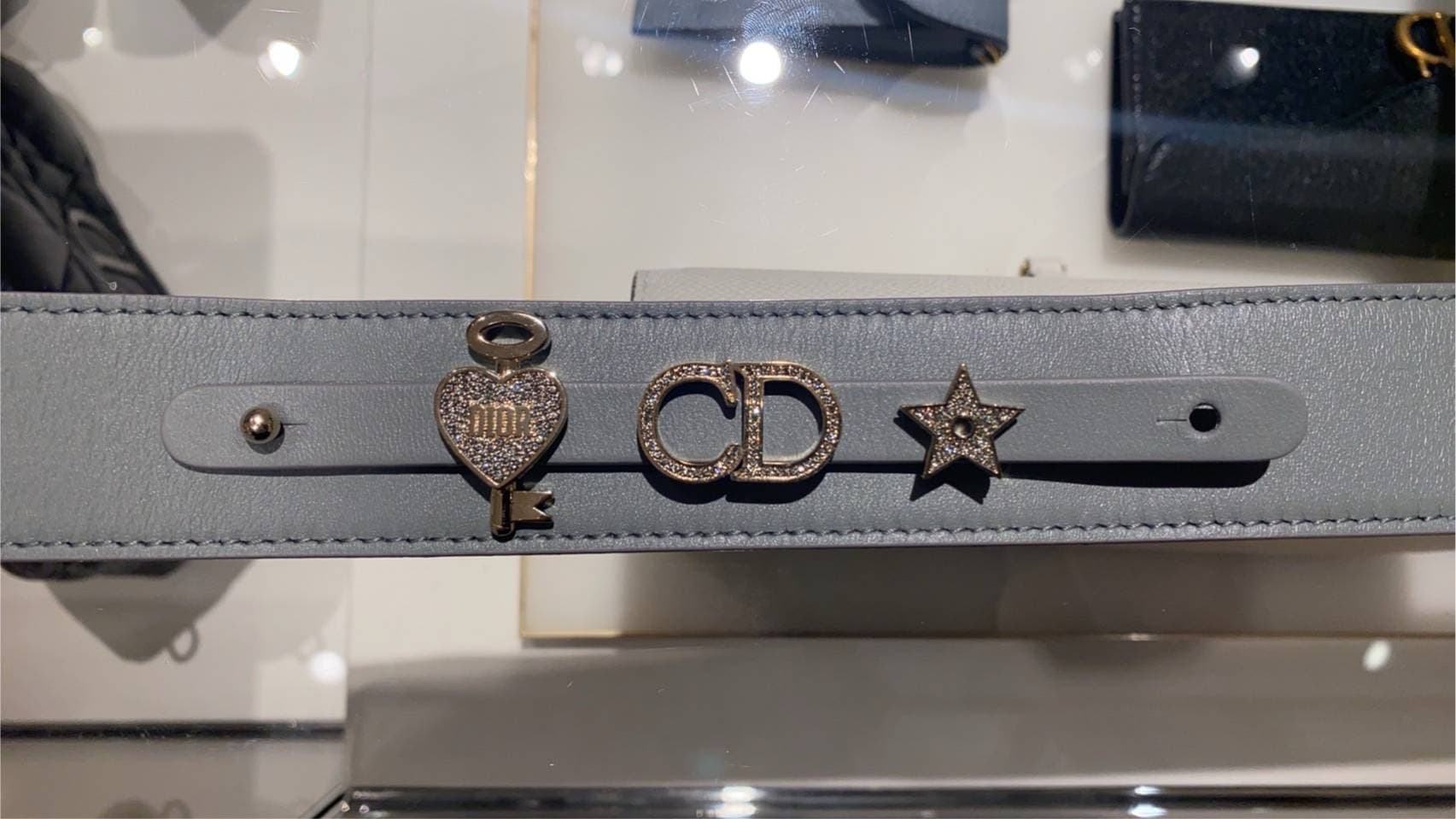 #分享 【🐠的Dior收藏】白、灰Lady Dior+小雞黃限定名片夾+2023新年禮 - 精品板 | Dcard