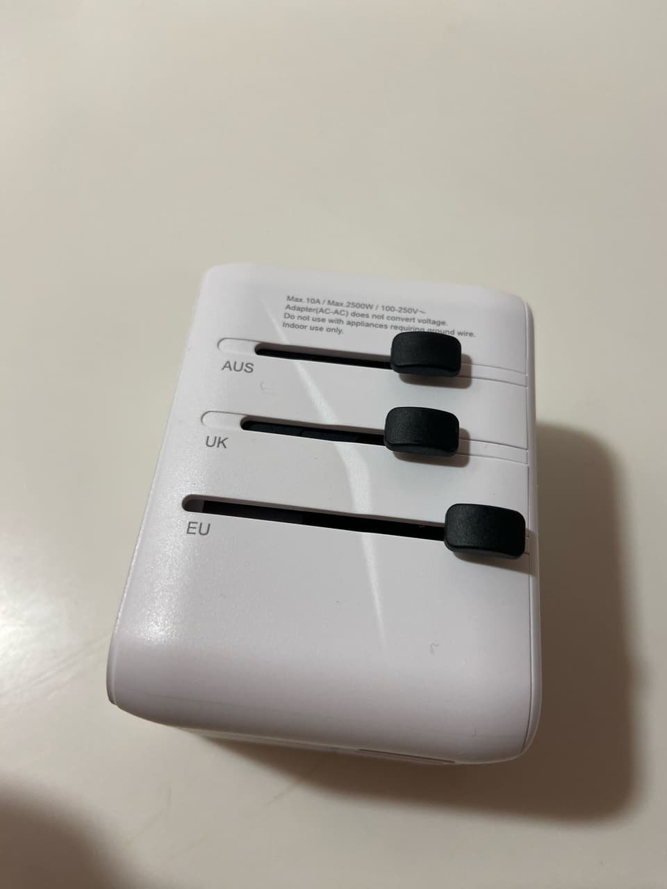 好物推薦 🔌 出國一定要帶的萬國轉接頭！我靠它一顆撐完整趟法國🇫🇷旅行 - 我是高杯🌻 (@iamkpc) | Dcard