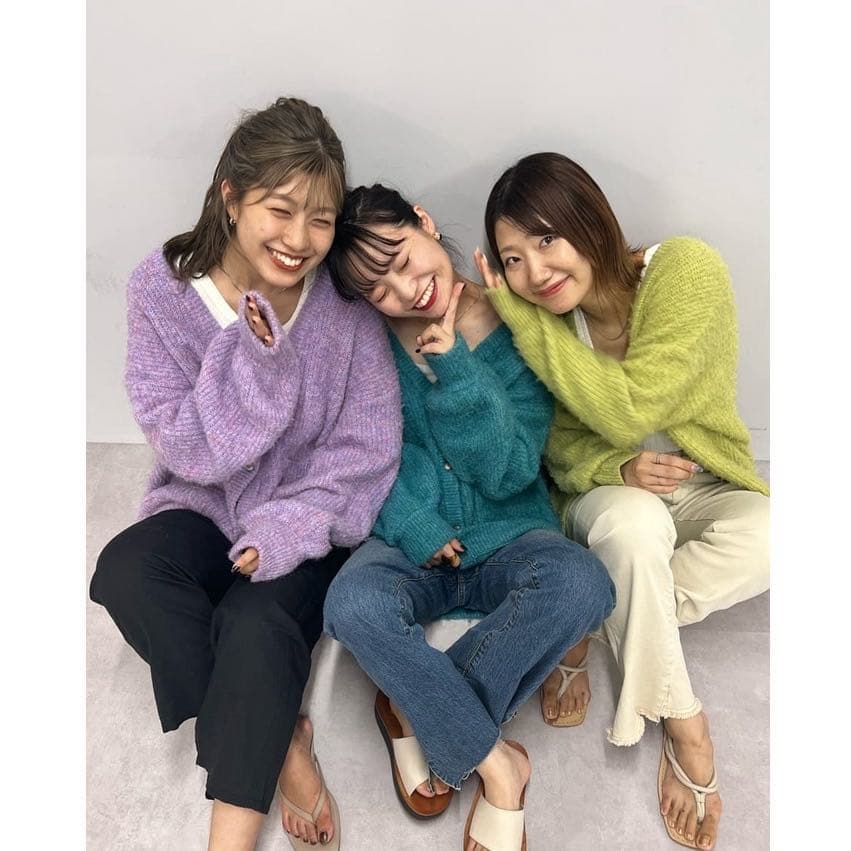 混色 彩色 毛絨 V領 針織 毛衣 外套 - 風一般的女子 (@crklyj) | Dcard