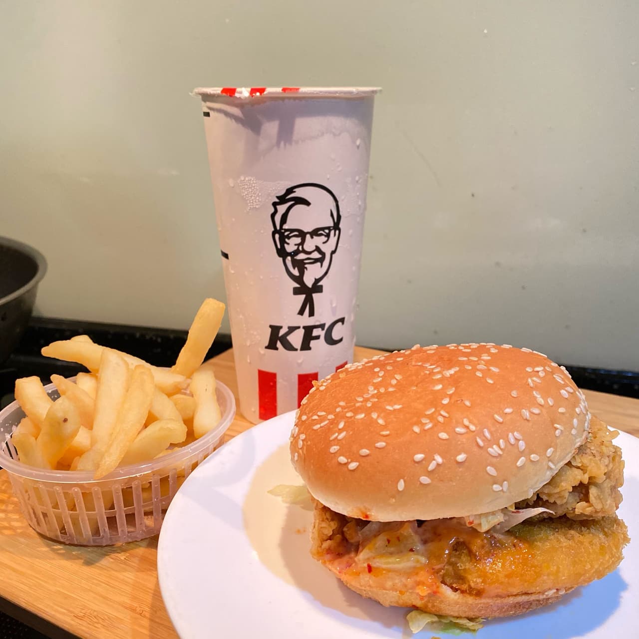 【新品】KFC肯德基黃金魚子海陸Q蝦堡 雙重滿足味蕾！！！ - chuchu_yuyu (@yuyu7.12) | Dcard