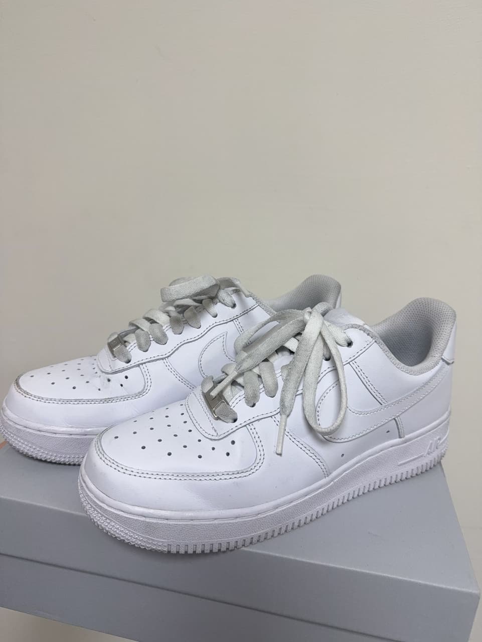 #我要賣 Air force1 全白女鞋 23.5 $1500含運 - 二手交易板 | Dcard