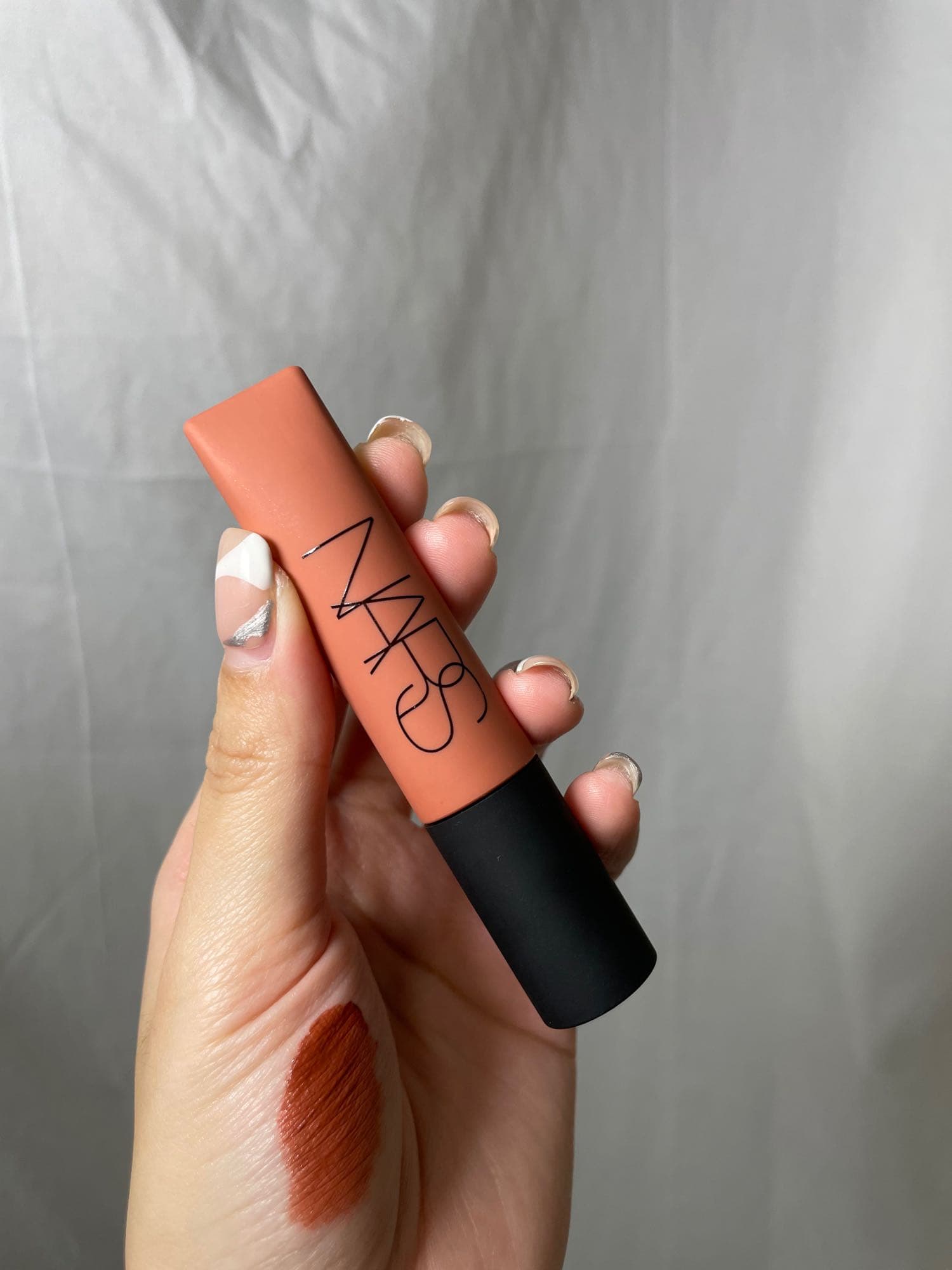 #試色 Nars 雲霧唇釉#thrust超級輕薄不收乾黃皮人必收的專櫃唇釉 - 美妝板 | Dcard