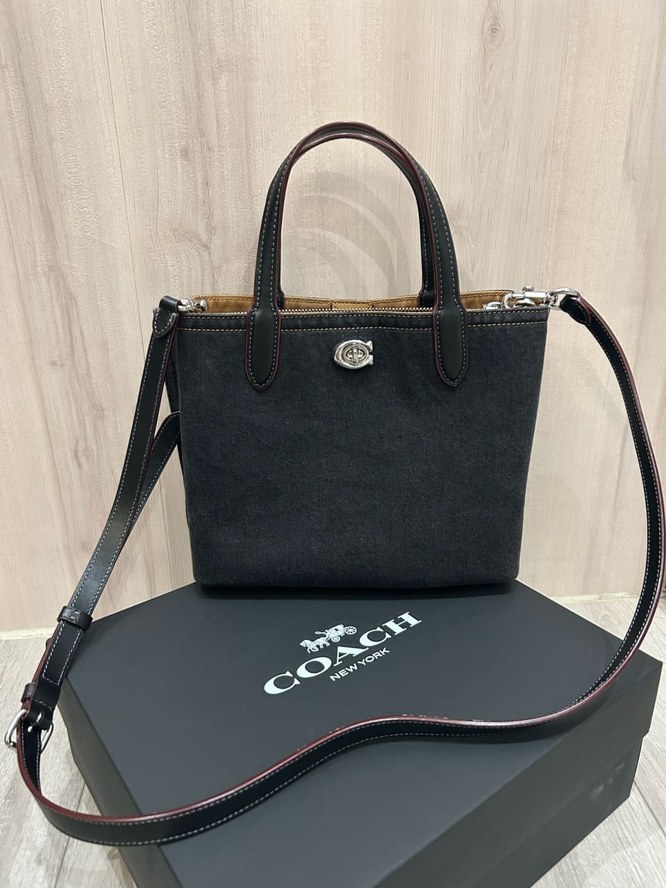 #我要賣 COACH WILLOW 24 單寧托特手袋 - 二手交易板 | Dcard