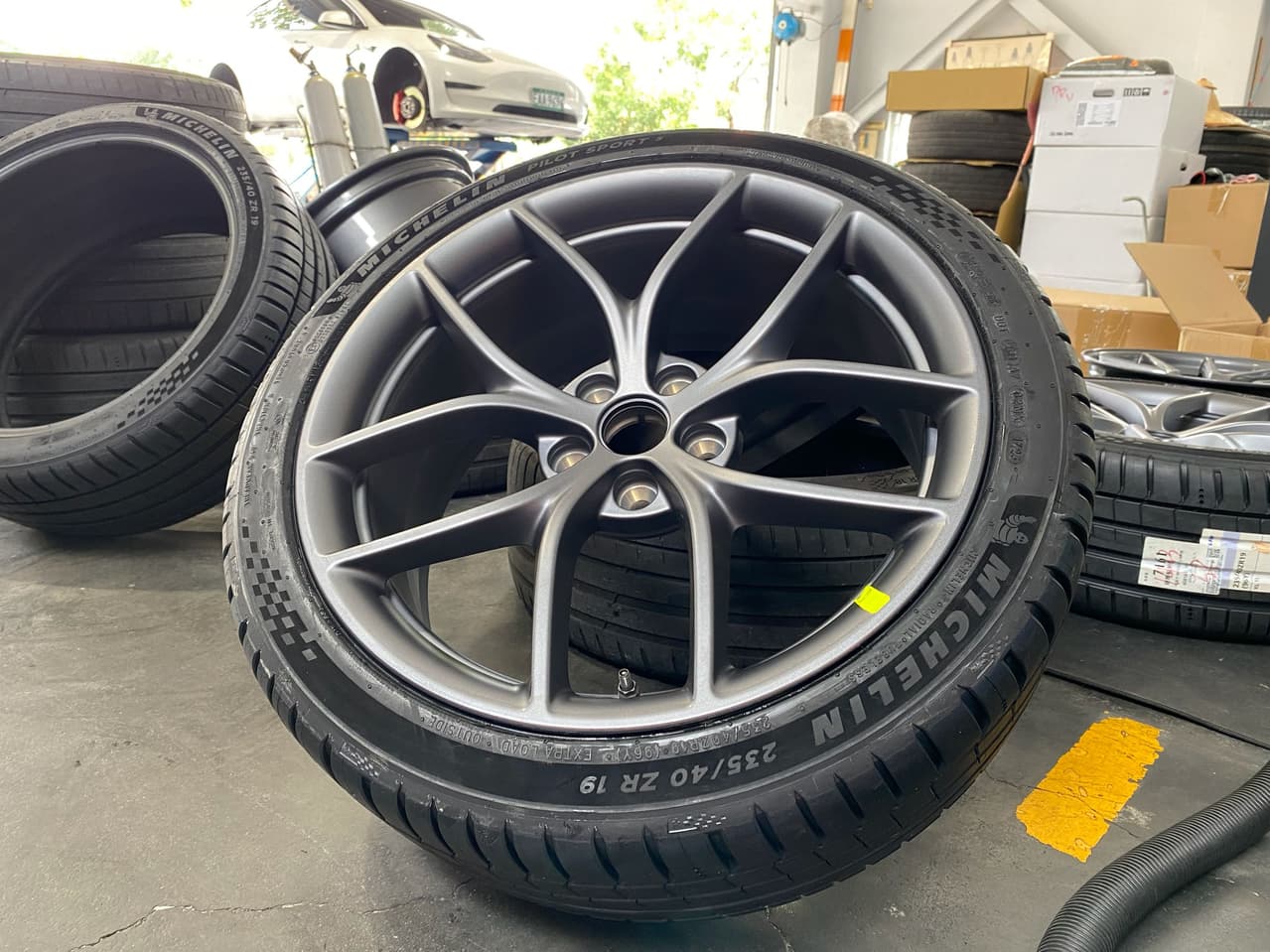 特斯拉 Model 3 SR+ 換 Zero G via Michelin PS5 235 40 R19 - 汽車板 | Dcard