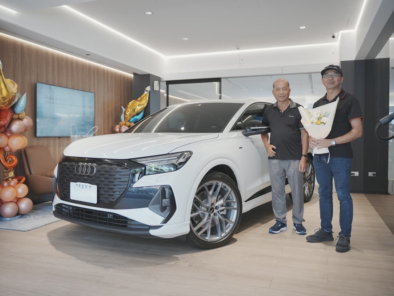 Audi Q4 Sportback e-tron 55 quattro S line Glacier white 交車 - 汽車板 | Dcard