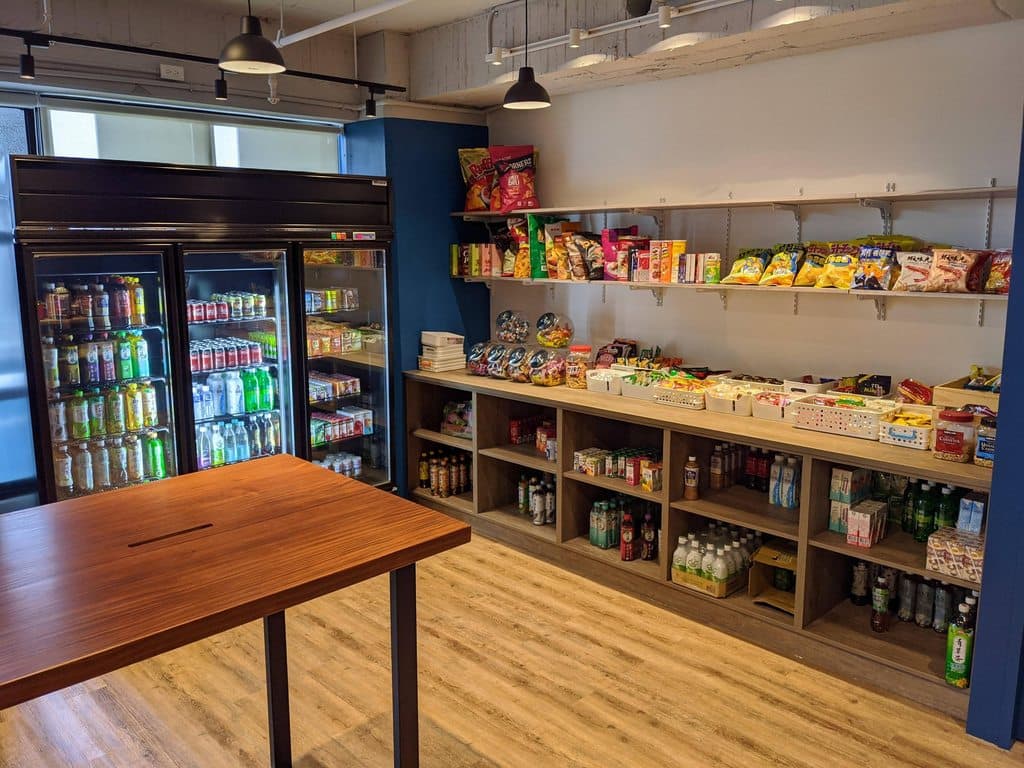 胖了5公斤的Dcard實習日記💙｜各國零食吃到飽？免費午餐手搖下午茶？Dcard竟然還有床可以睡覺？！ - 閒聊板 | Dcard