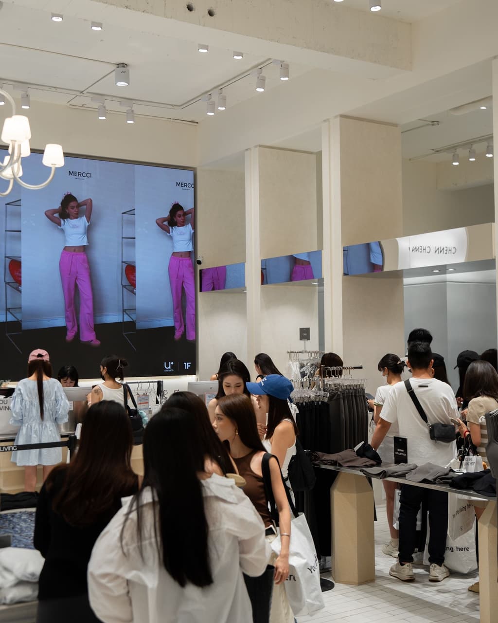 𝐔𝐑 𝐋𝐢𝐯𝐢𝐧𝐠 大隆店 🏠簡約美學結合咖啡館的時尚生活 - 維尼 (@bwfoodieh) | Dcard