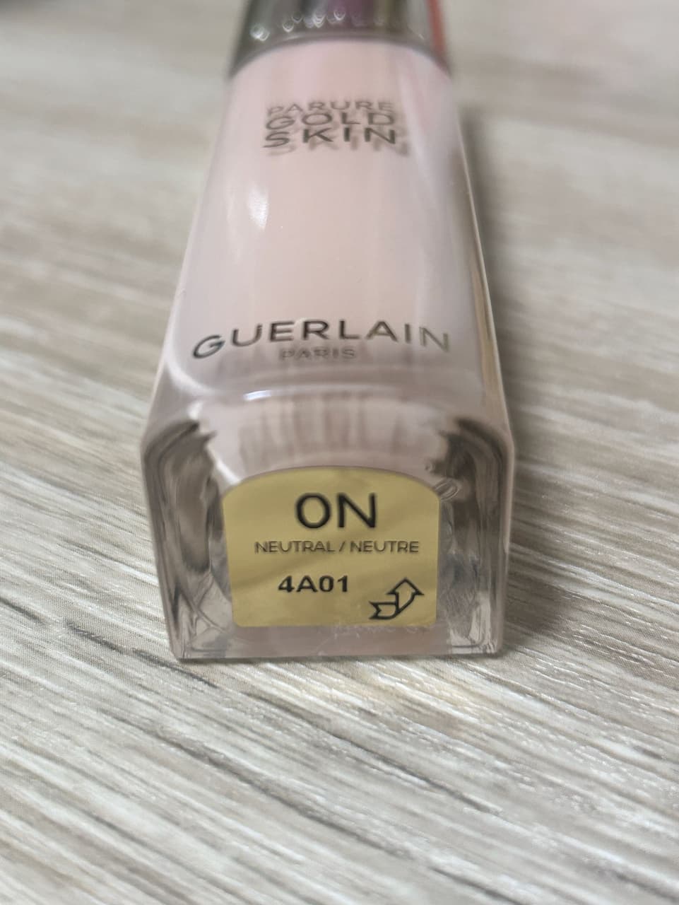 #我要賣 #我要賣 嬌蘭24K 純金光透精華粉底 0N - 二手交易板 | Dcard