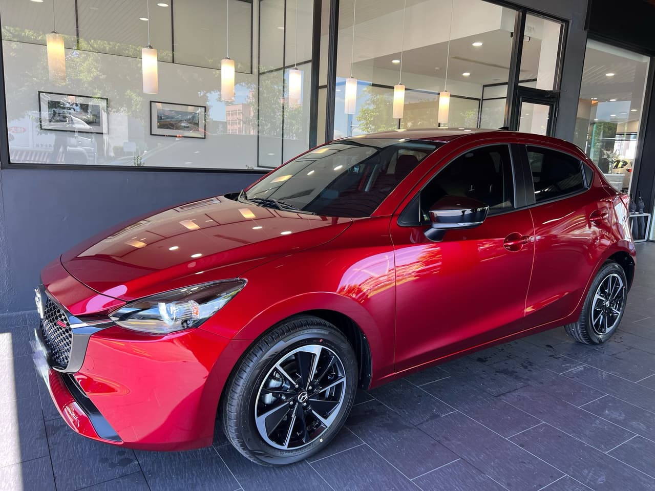 交車趣-Mazda2 晶艶魂動紅 - 汽車板 | Dcard