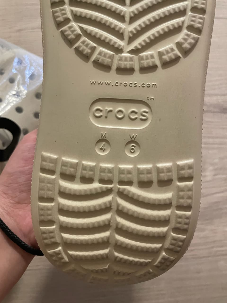 #我要賣 Crocs 骨白色泡芙 洞洞鞋 - 二手交易板 | Dcard