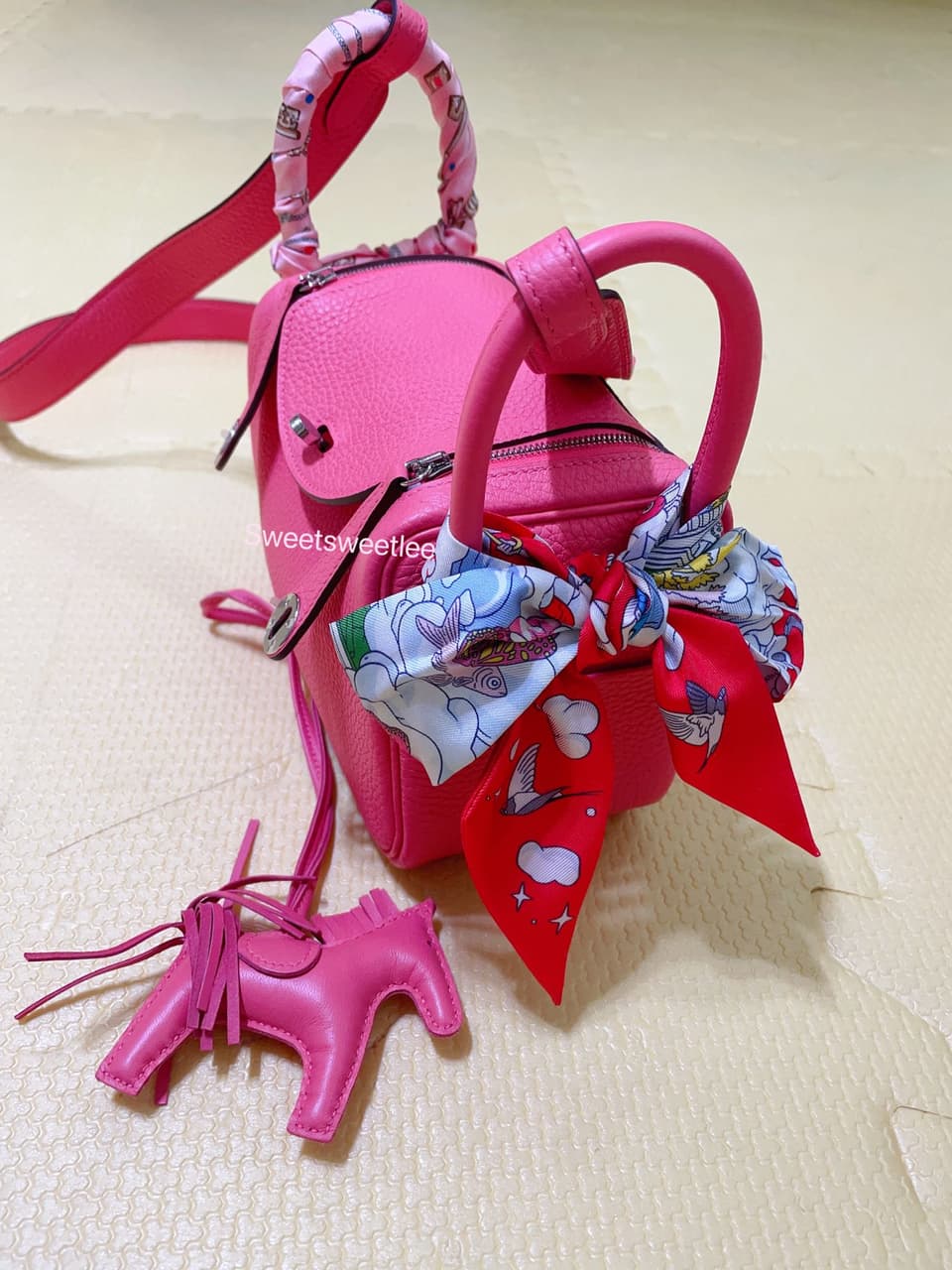 #開箱 Hermès Mini Lindy 8w粉💕twilly綁帶分享 - 精品板 | Dcard