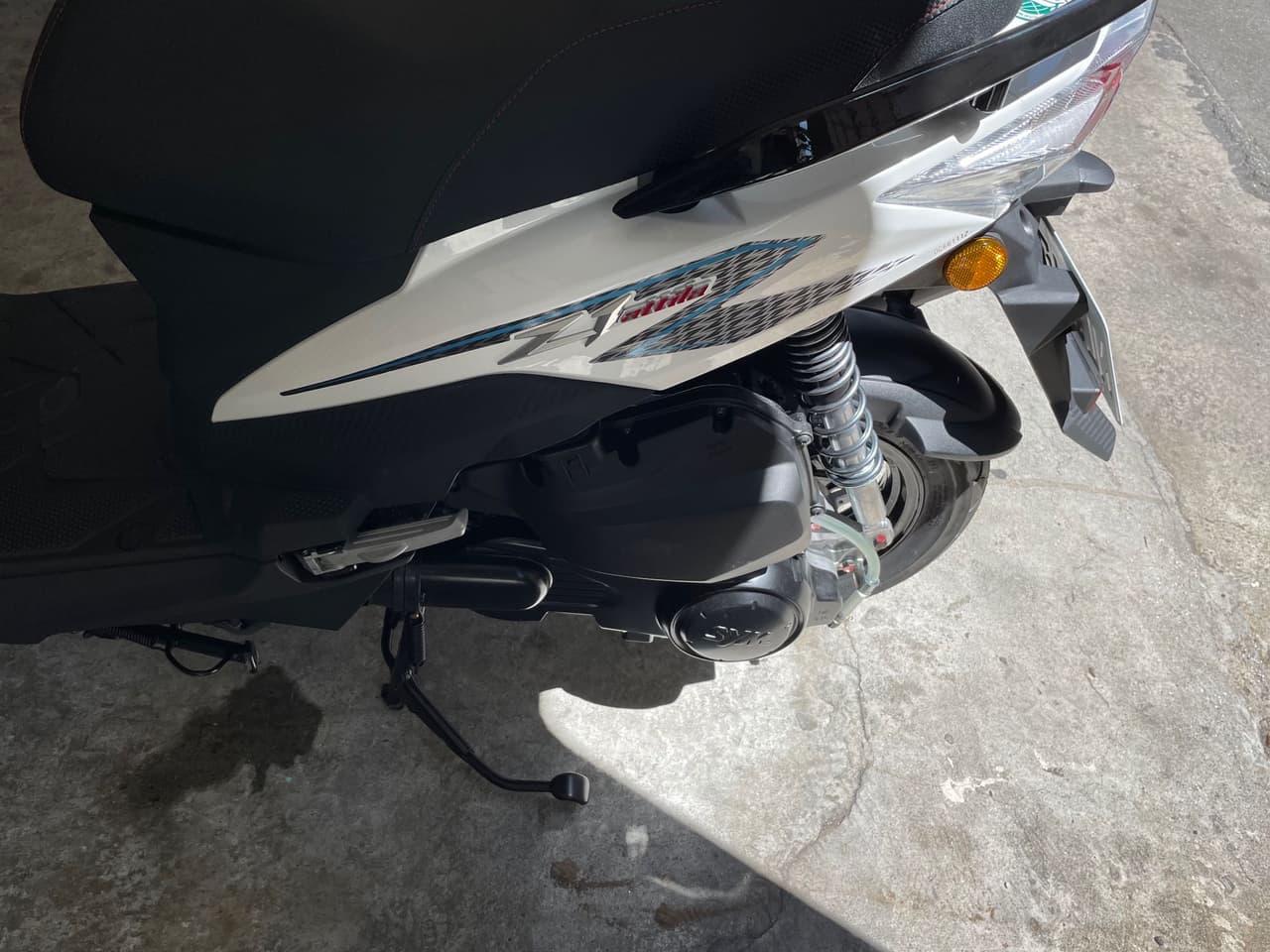 z1a撕貼紙 - 機車板 | Dcard