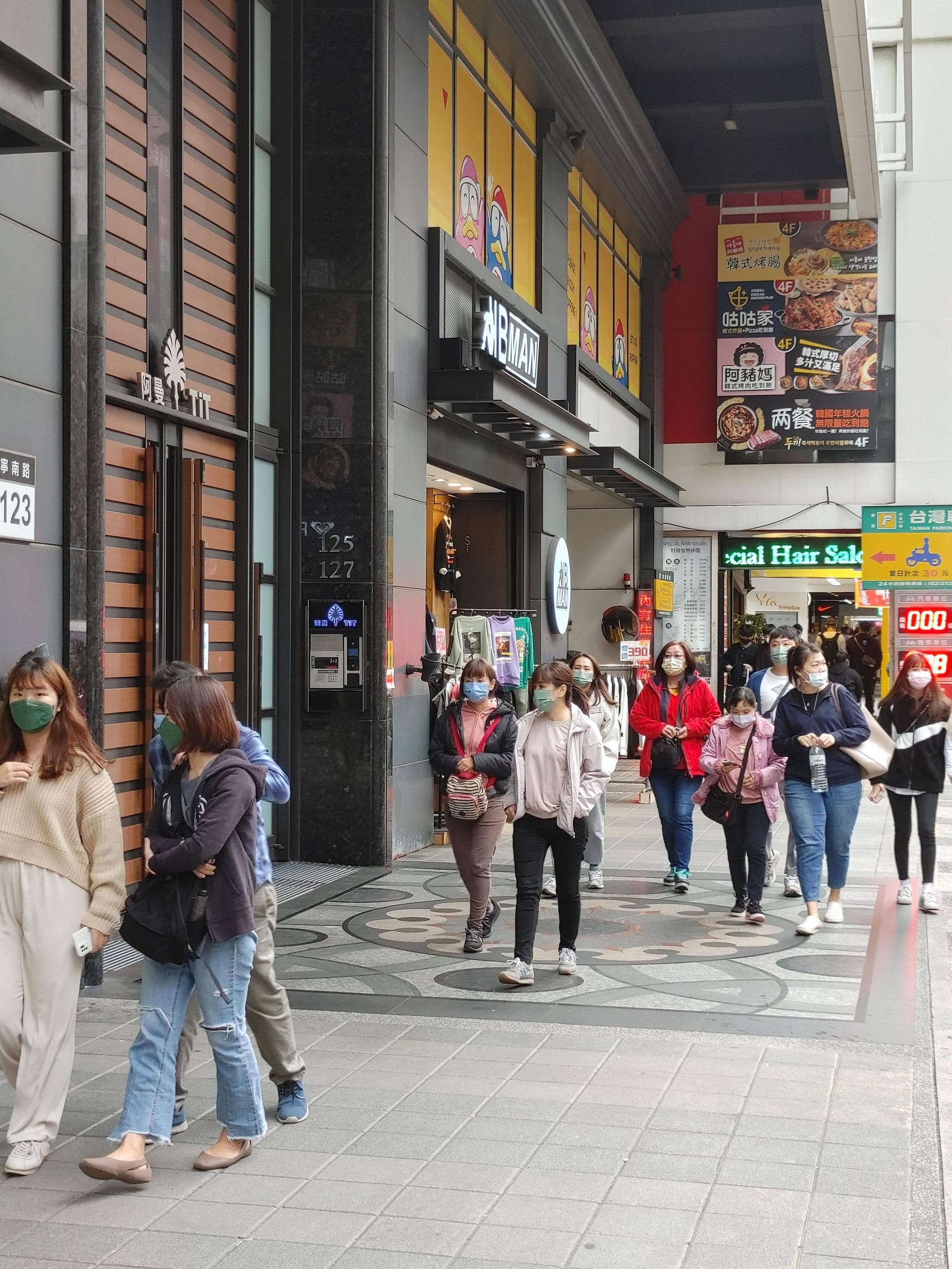 新北耶誕城哪有什麼狗屁人潮 我家樓下才多 - 心情板 | Dcard