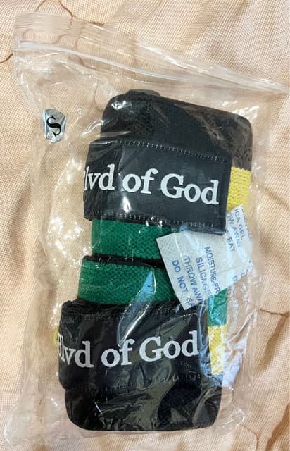 #我要賣 #我要賣#全新商品 Blvd of God 健身用護腕 - 二手交易板 | Dcard