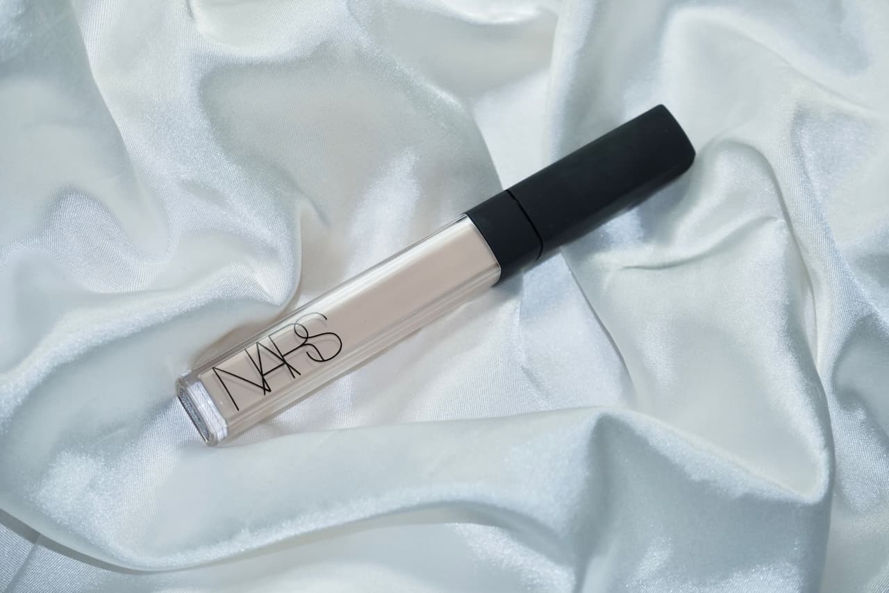 自帶鎂光燈的超美光澤底妝 ft.NARS小光瓶💡 - 美妝板 | Dcard