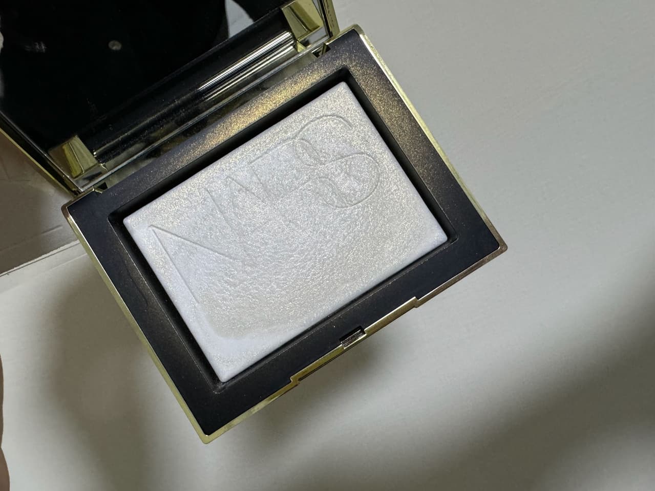 #我要賣 NARS 裸光蜜粉餅 璀璨奢金版 - 二手交易板 | Dcard