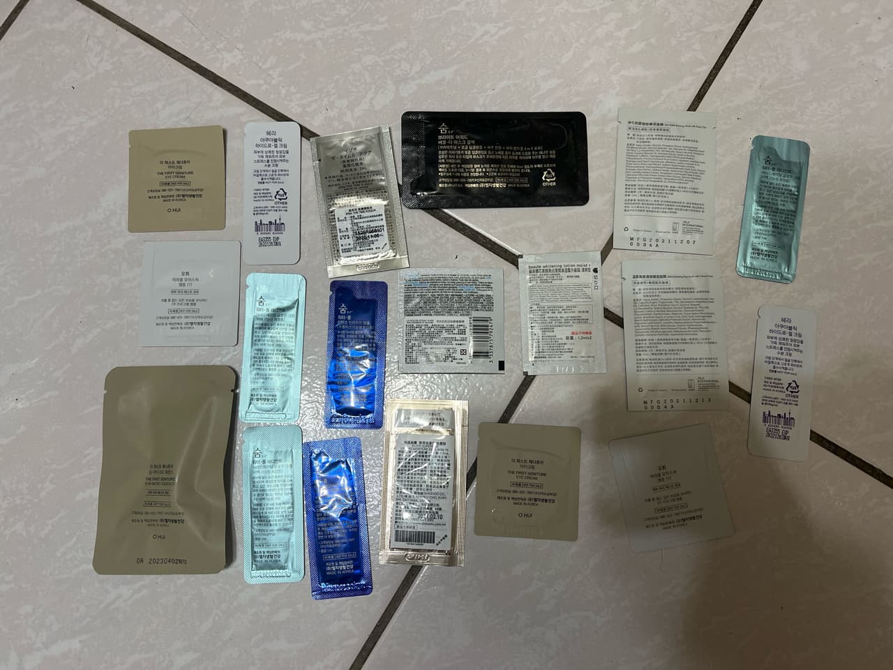 #贈送 雅詩蘭黛 Re-Nutriv 白金級乳霜、一些試用包 - 贈物板 | Dcard