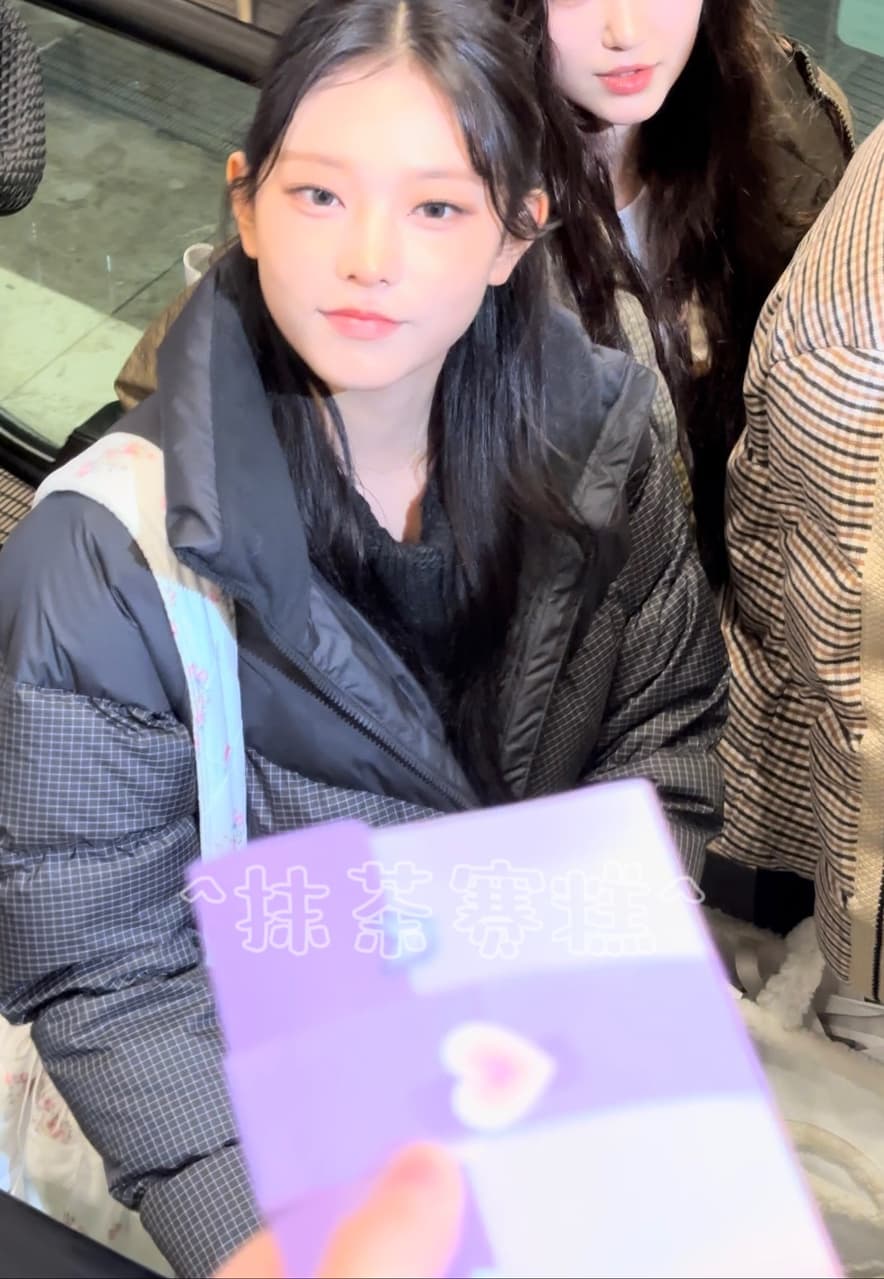 #分享 【The qoo HOT】雙手接粉絲信的NewJeans Haerin - NewJeans板 | Dcard