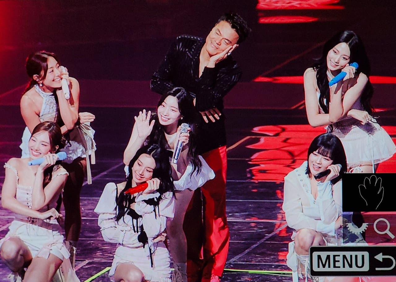 #分享 TWICE娜、定、效、多、彩、子參與戲子JYP 表演新聞、飯拍照（feat.JYP) - TWICE板 | Dcard