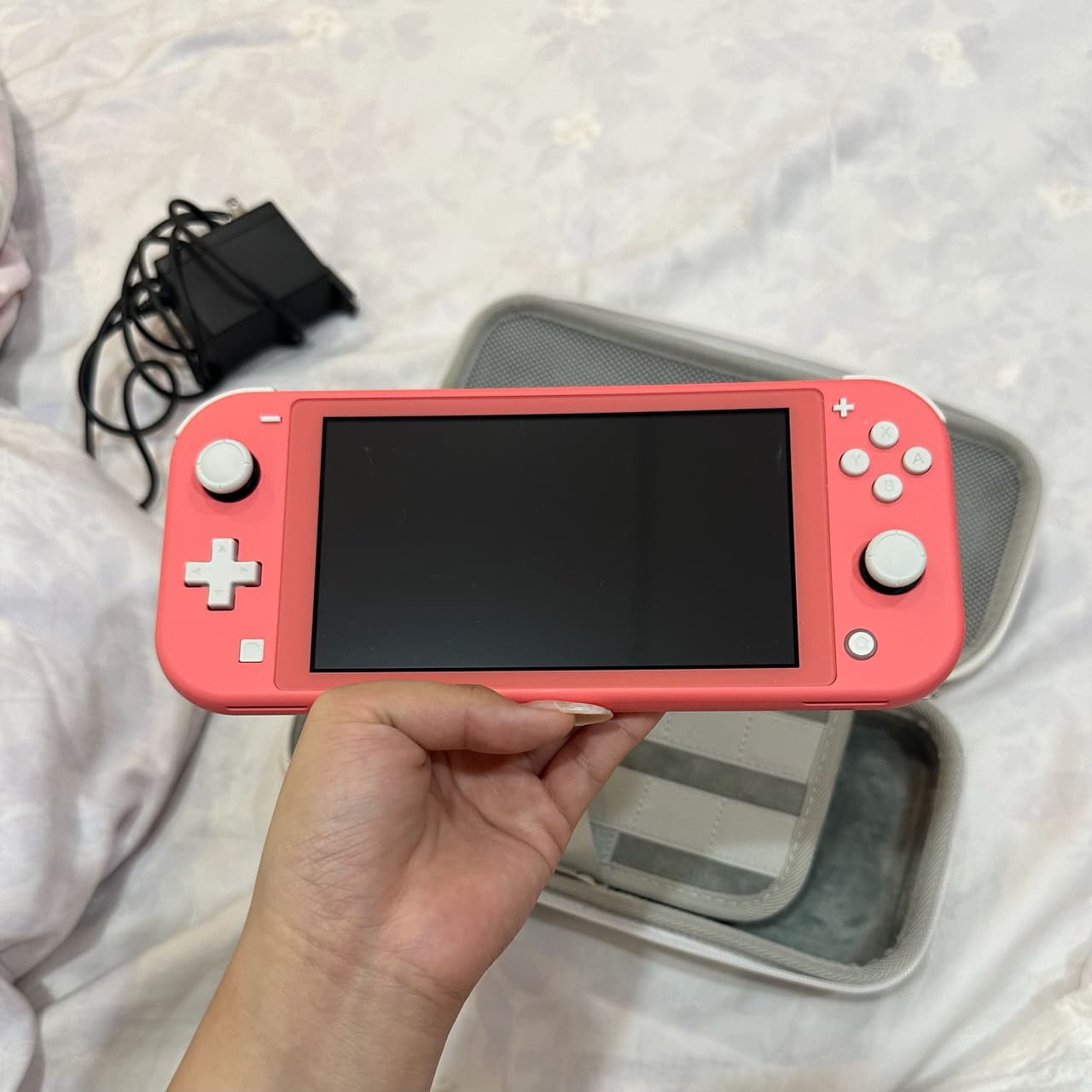 #我要賣 （已售出）Switch lite 珊瑚紅 9成新 - 二手交易板 | Dcard