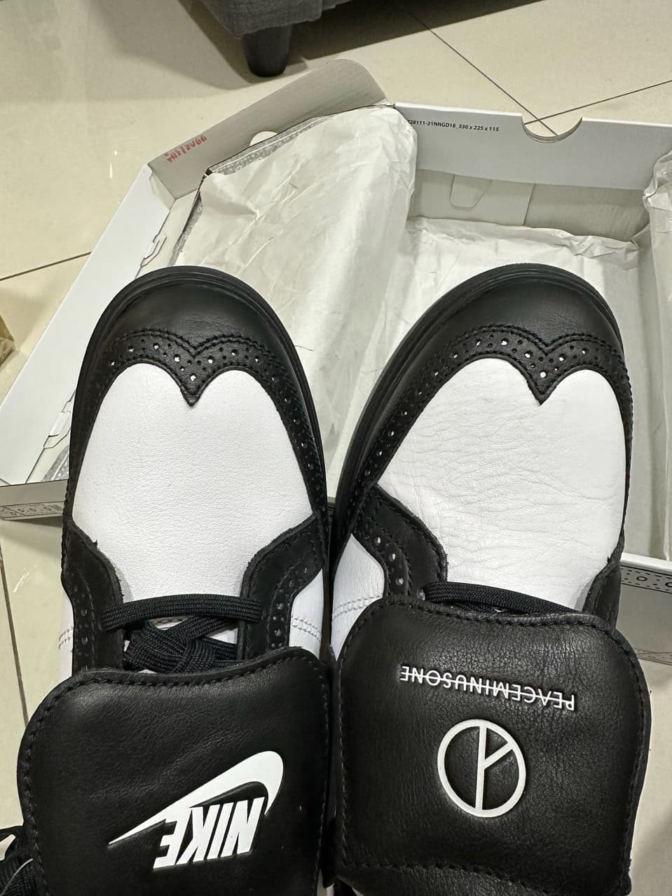 #發問 PEACEMINUSONE x Nike Kwondo 1 GD聯名 兩隻鞋面差那麼多是正常的嗎 - 球鞋板 | Dcard