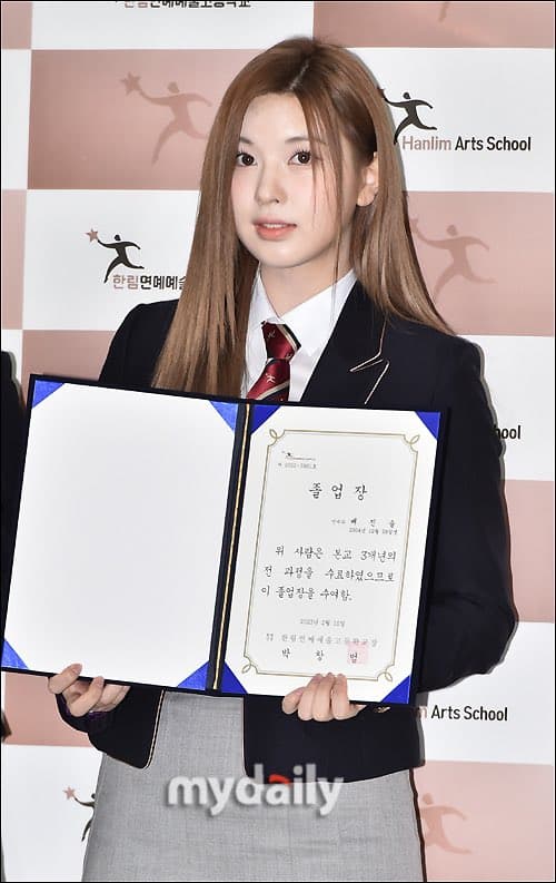 #閒聊 🎓今天公開的idol畢業照🎉 - B82 留言 | Dcard