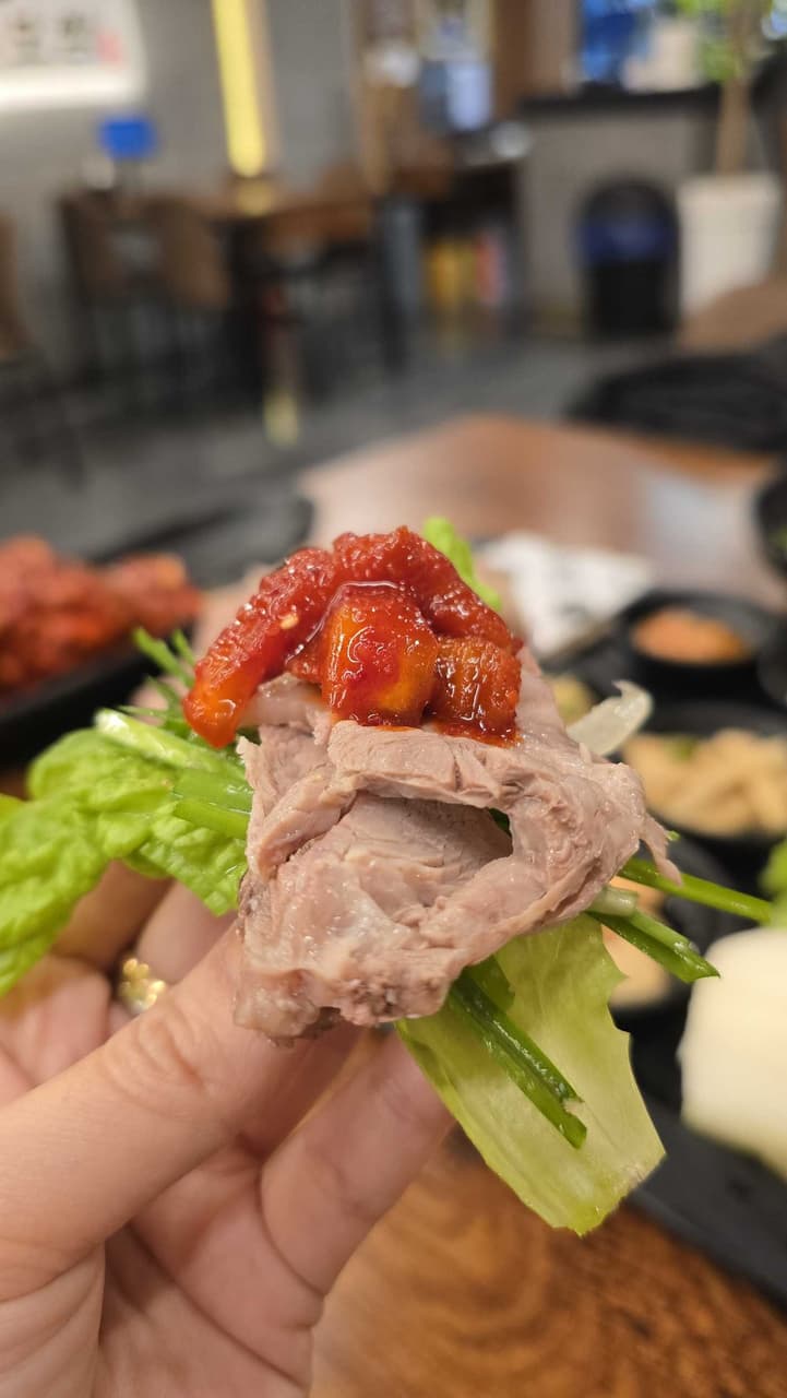 來濟州島真的要吃這個包肉欸 有夠好吃 - 我是勾 (@csb_leekuo) | Dcard