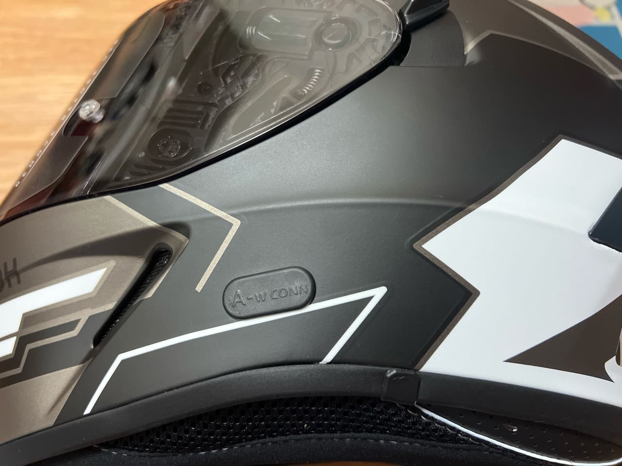 #問題 Airoh Spark 藍芽耳機安裝方式及位置 - 機車板 | Dcard