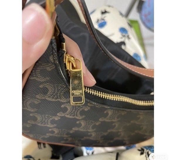 #我要賣 #我要賣 Celine triomphe mini Ava 老花腋下包 - 二手交易板 | Dcard