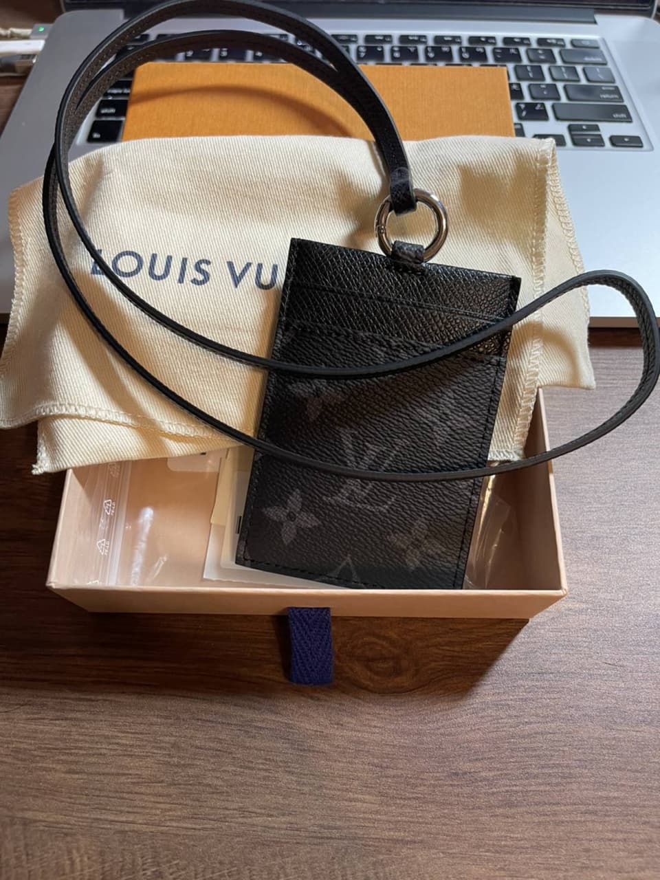 #開箱 開箱LV 小小的掛帶識別證套 - 精品板 | Dcard