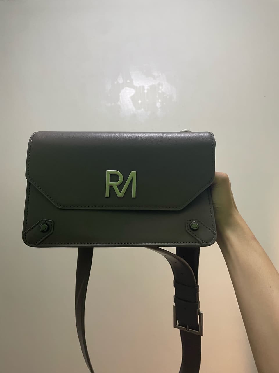 #我要賣 #我要賣 RM 玩酷黑曜斜背包-灰色 - 二手交易板 | Dcard