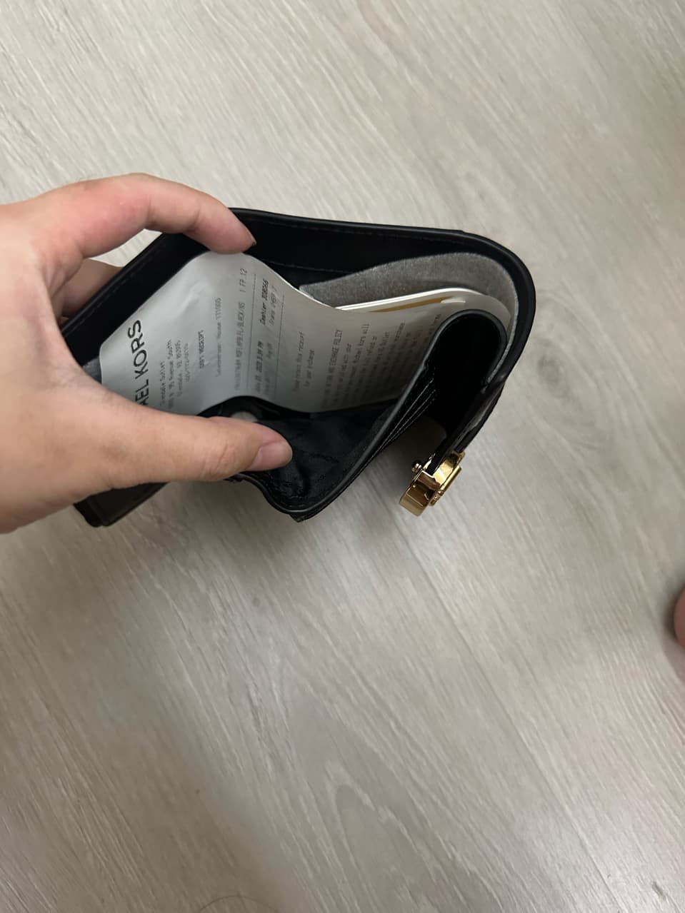 #我要賣 售出 全新 MK Michael Kors Carmen 皮革信封式 三折短夾 黑色 - 二手交易板 | Dcard