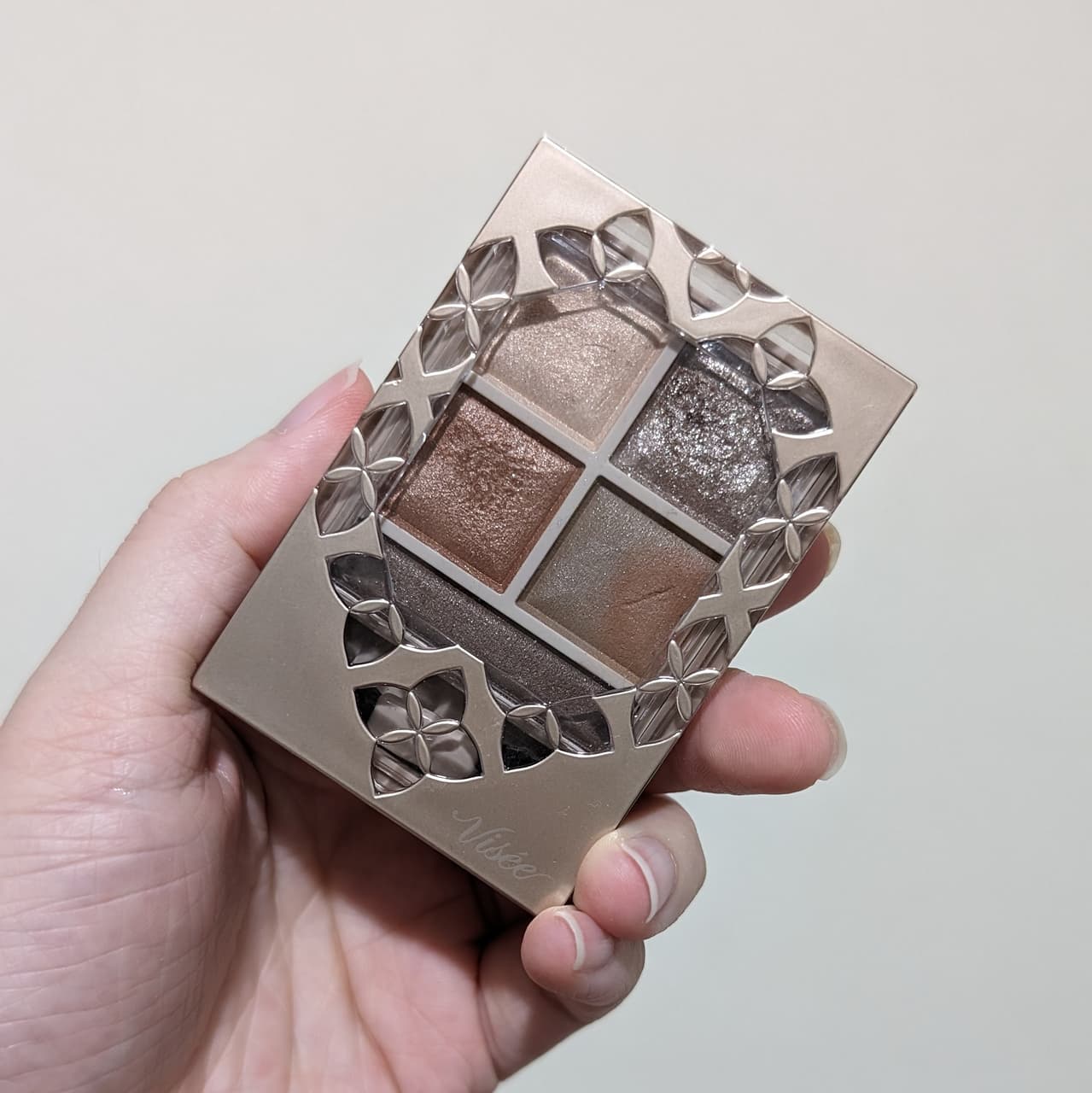 眼影盤點：Visee 柔影全飾眼彩盒 BR2 #日系 #秋冬 #低飽和 #溫柔灰棕 - 文青鳥 (@ysh_) | Dcard