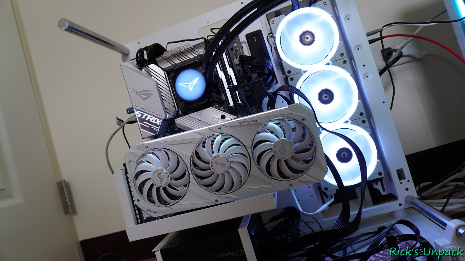 【開箱】美景盡收眼底 | Thermaltake 曜越 Core P3 TG Pro開箱 - 3C板 | Dcard