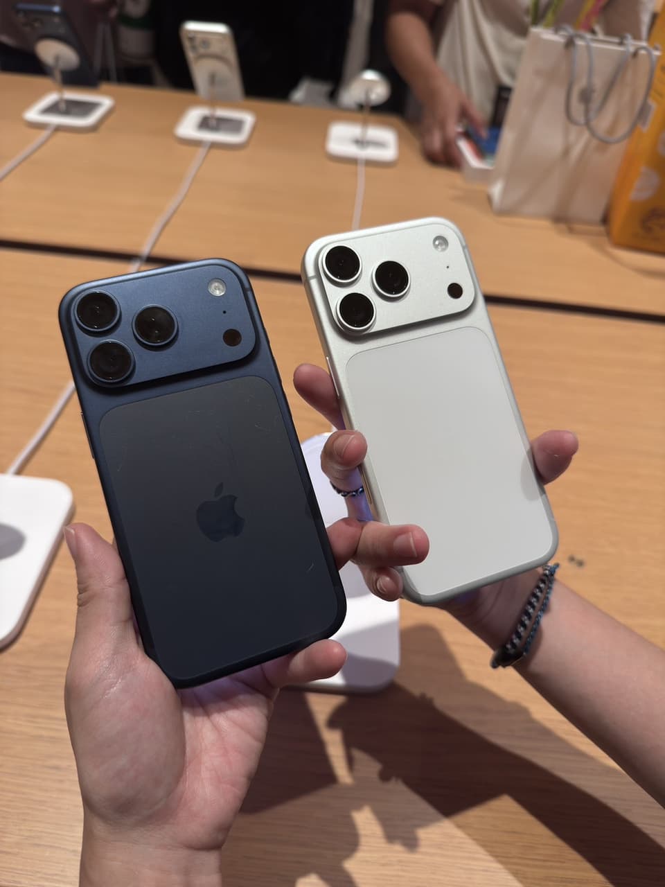 #iPhone 有人i17Pro Max的背板，已經被刮傷的嗎？ - Apple板 | Dcard