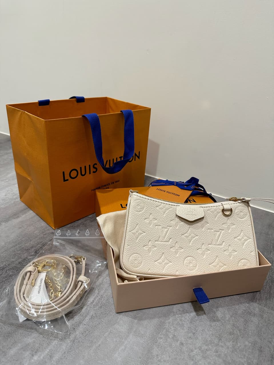 #我要賣 (出售) 全新LV Easy Pouch On Strap 奶白色肩背包 - 二手交易板 | Dcard