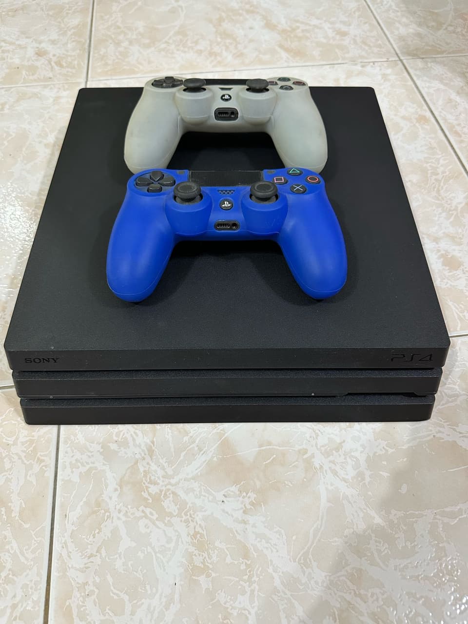 PS4 pro 1TB 兩隻握把另外還有賣ps3遊戲光碟 - 嘉南藥理大學板 | Dcard