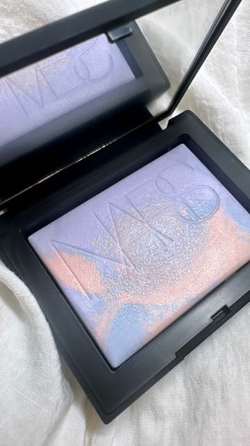 #分享 NARS 裸光幻彩蜜粉餅 星雲紫 INTERSTELLAR 使用分享 - 美妝板 | Dcard