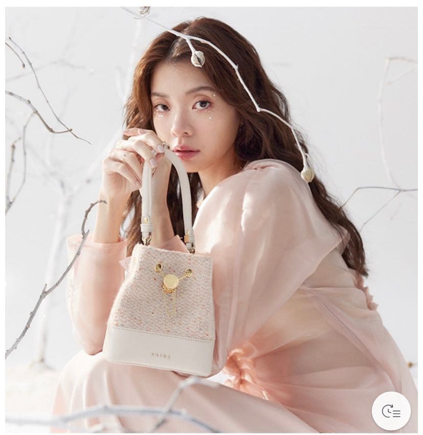 SAIME東京企劃 絨呢燕麥束口水桶包 - 女孩板 | Dcard