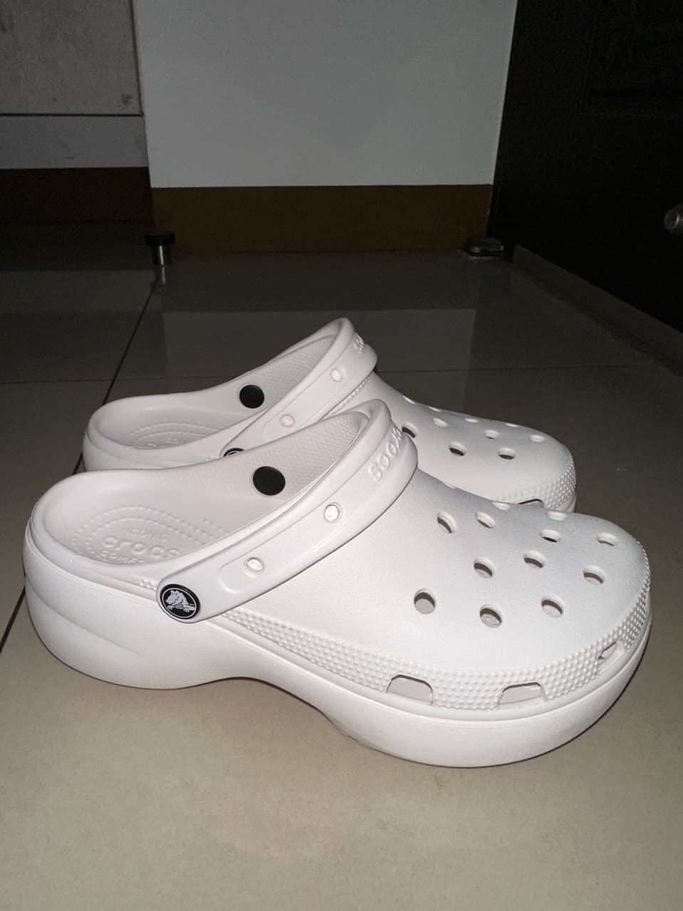 #我要賣 #我要賣 Crocs白色雲朵（W9） - 二手交易板 | Dcard