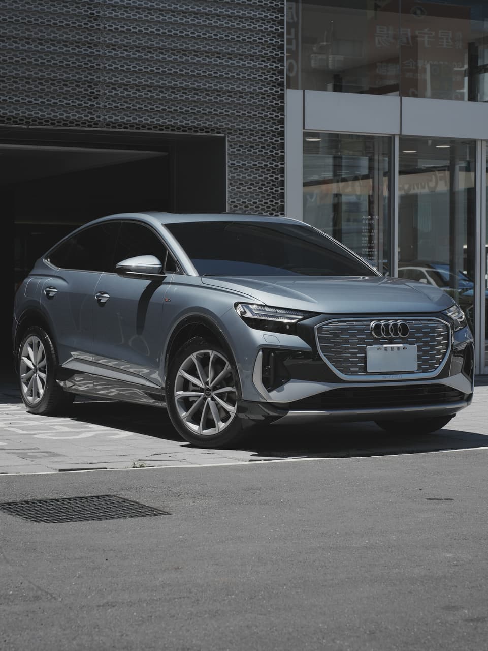 Audi Q4 Sportback e-tron 55 quattro S line Geyser Blue 交車 - 汽車板 | Dcard