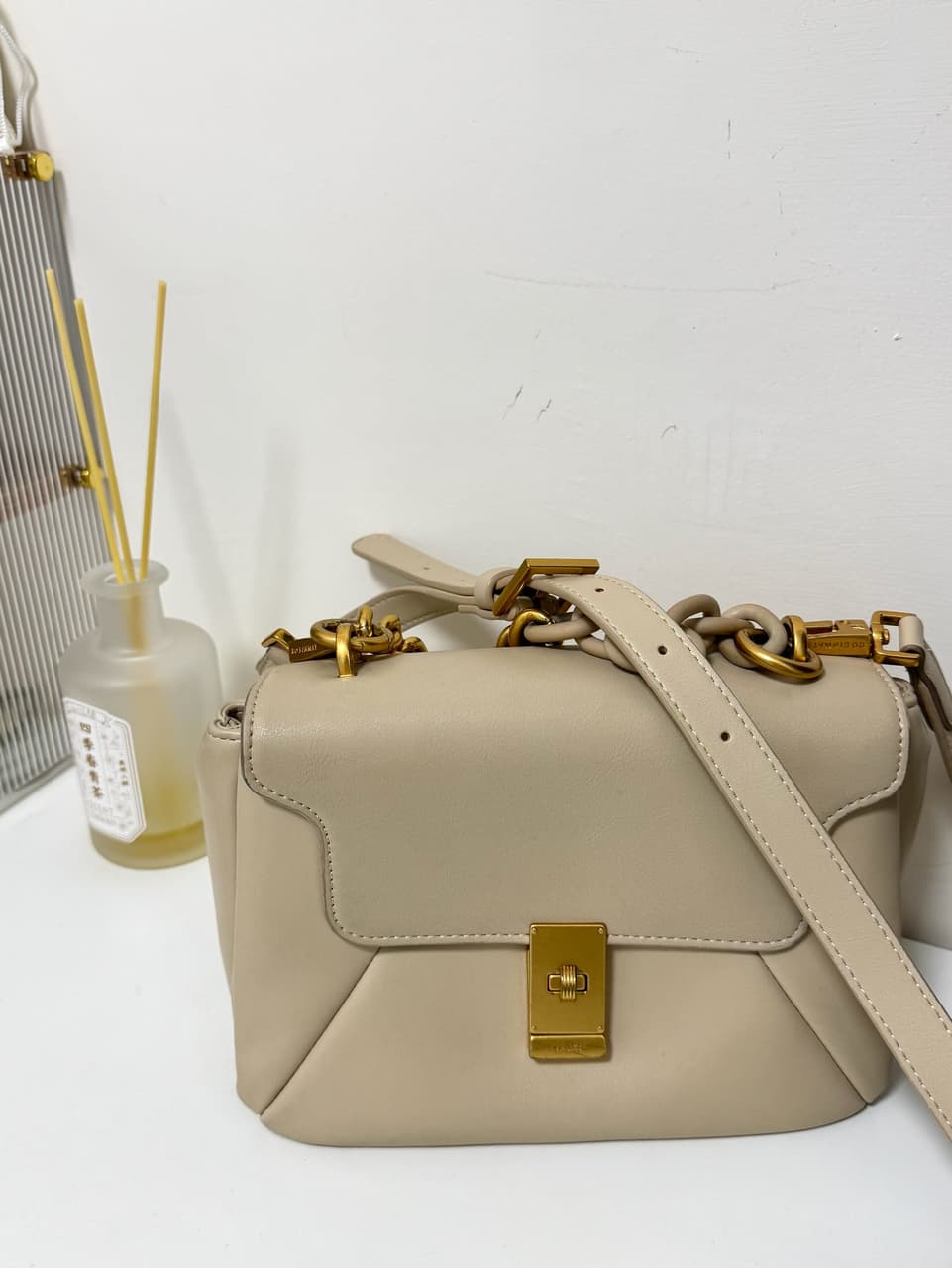 #我要賣 我要賣 RM robinmay燦金宇宙斜背包 - 二手交易板 | Dcard