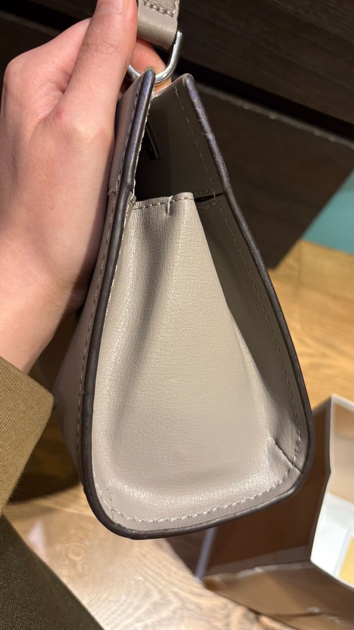 #我要賣 (已售) 大象灰MK包 有購證 - 二手交易板 | Dcard
