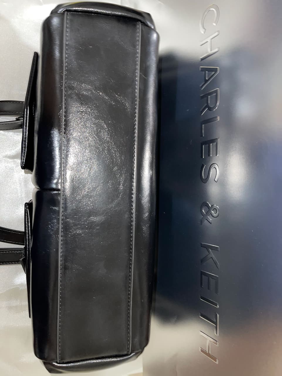 #我要賣 已售出CHARLES & KEITH Rachel 保齡球包 黑銀 - 二手交易板 | Dcard