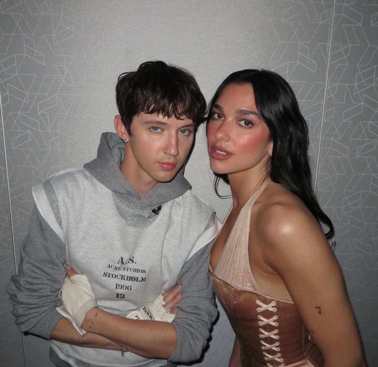 英國女歌手杜娃黎波 (Dua Lipa) 和特洛伊希文 (Troye Sivan) 推出合作新混音單曲〈Physical〉！ - Ricky (@ricky.cheng) | Dcard